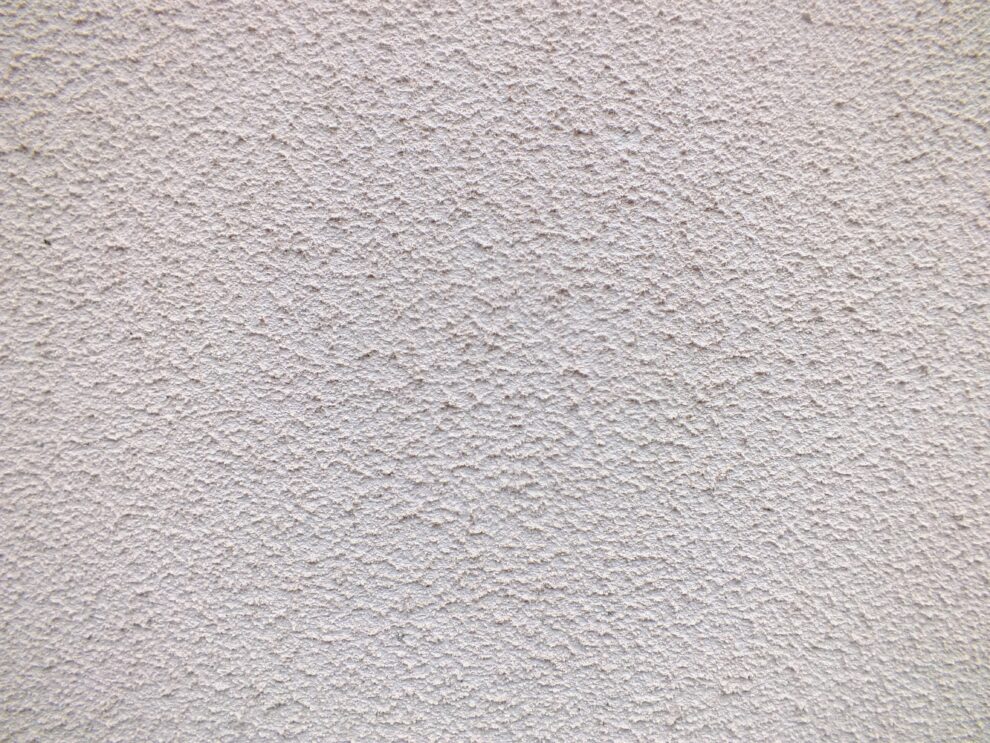 Behangen op een korrelige muur - Ikwilverfkopen.nl